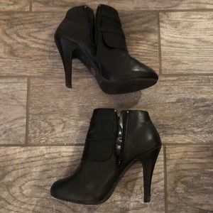 me too | Shoes | Me Too Lawn Black Leather Booties Size 75 Guc | Poshmark